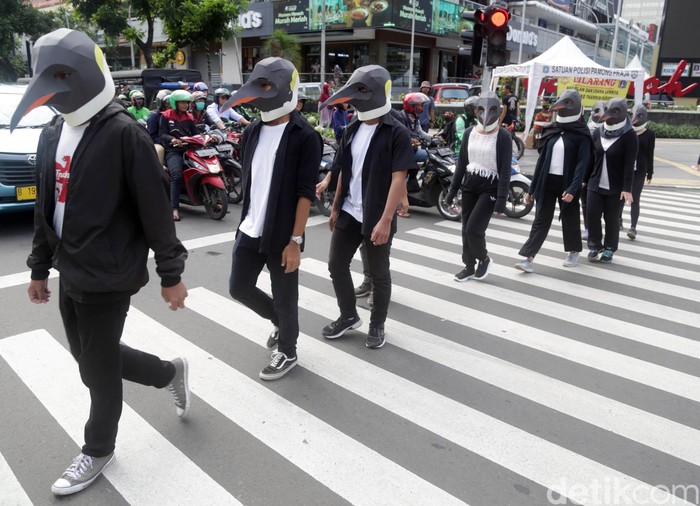 Topeng Penguin Warnai Aksi Greenpeace Indonesia di CFD