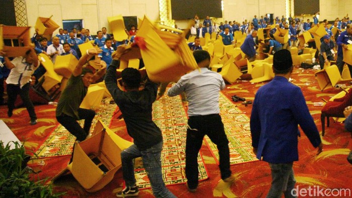 Panasnya Kongres PAN: Kursi Terbang, Kaca Pecah hingga 10 Orang Luka ... Panasnya Kongres PAN: Kursi Terbang, Kaca Pecah hingga 10 Orang Luka ...
