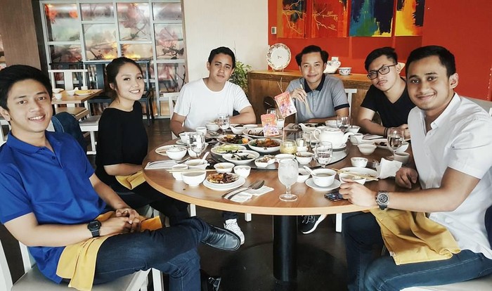 Baru Jadi Ayah, Pose Febrian Nindyo saat Kulineran Tetap Keren