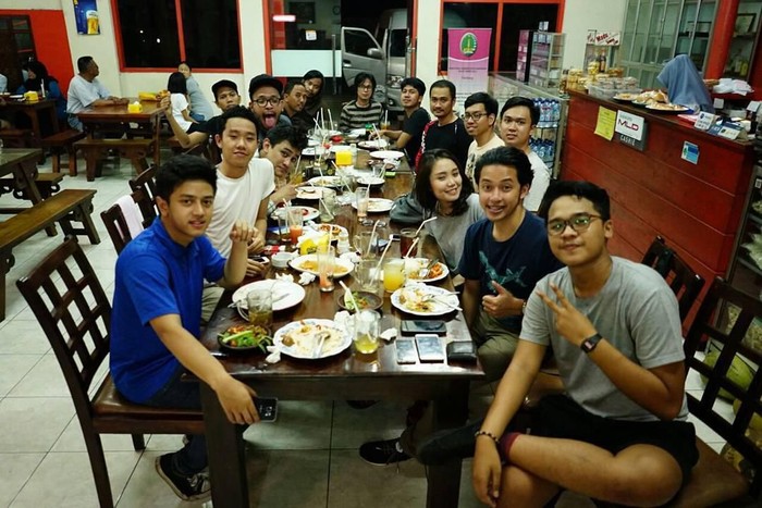 Baru Jadi Ayah, Pose Febrian Nindyo saat Kulineran Tetap Keren