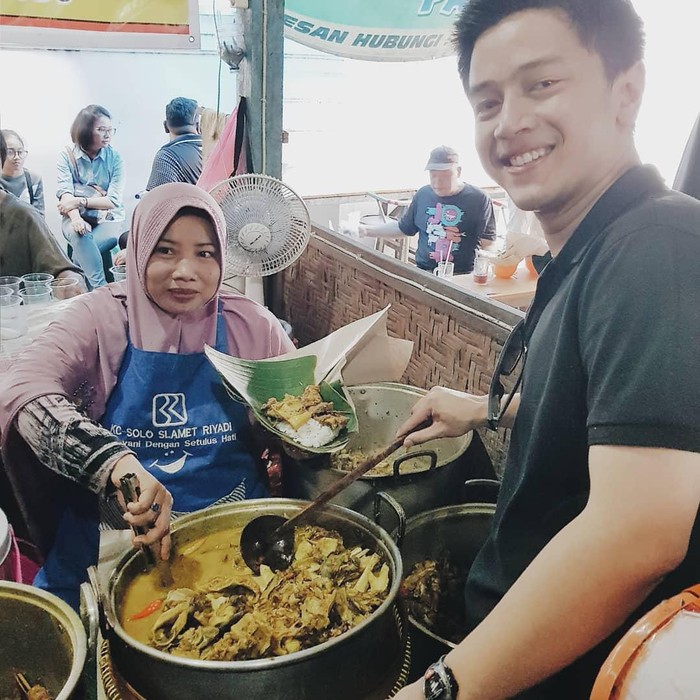 Baru Jadi Ayah, Pose Febrian Nindyo saat Kulineran Tetap Keren