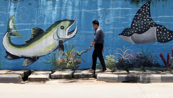 Warna-warni Mural Bertema Hewan Laut Hiasi Jalan Jembatan Tiga
