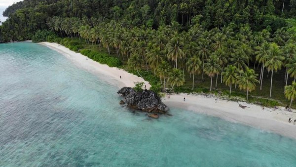 Terbuai Keindahan Blue Lagoon Labengki di Konawe