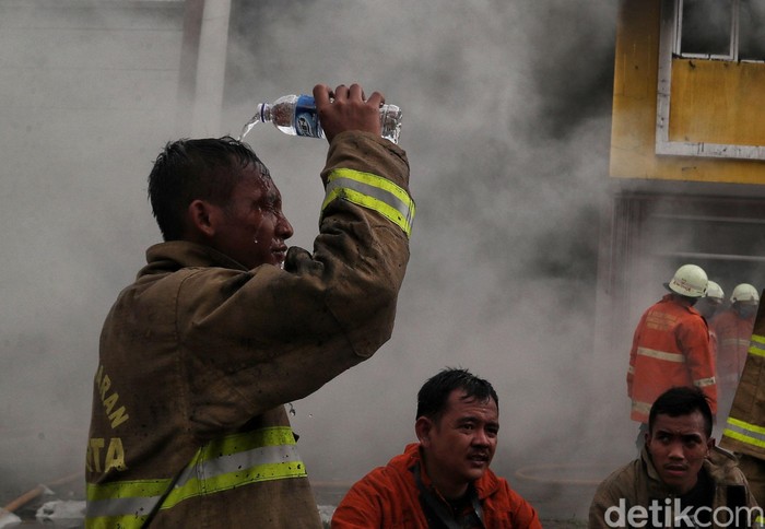 Perjuangan Petugas Damkar Padamkan Api di Kawasan Cakung Perjuangan Petugas Damkar Padamkan Api di Kawasan Cakung