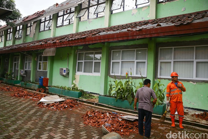 Potret Atap SMKN 24 Jakarta yang Roboh