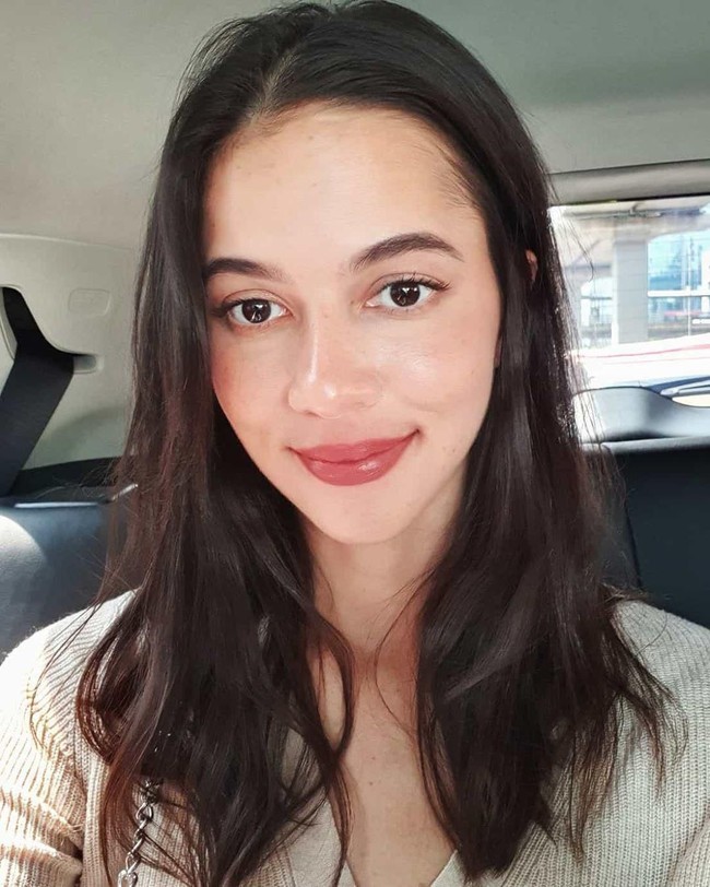 7 Gaya Juria Hartmans, Model Cantik Diisukan Akan Dilamar Gading Marten