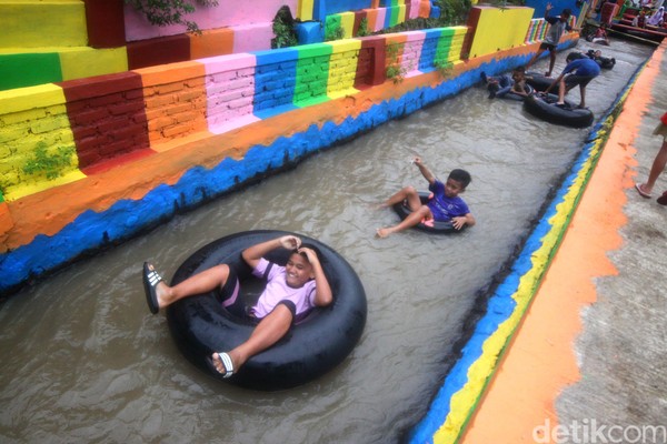 Momen Ceria Warga Sumedang River Tubing di Irigasi