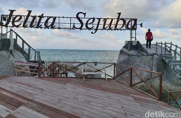 Menikmati Akhir Pekan di Pantai Natuna