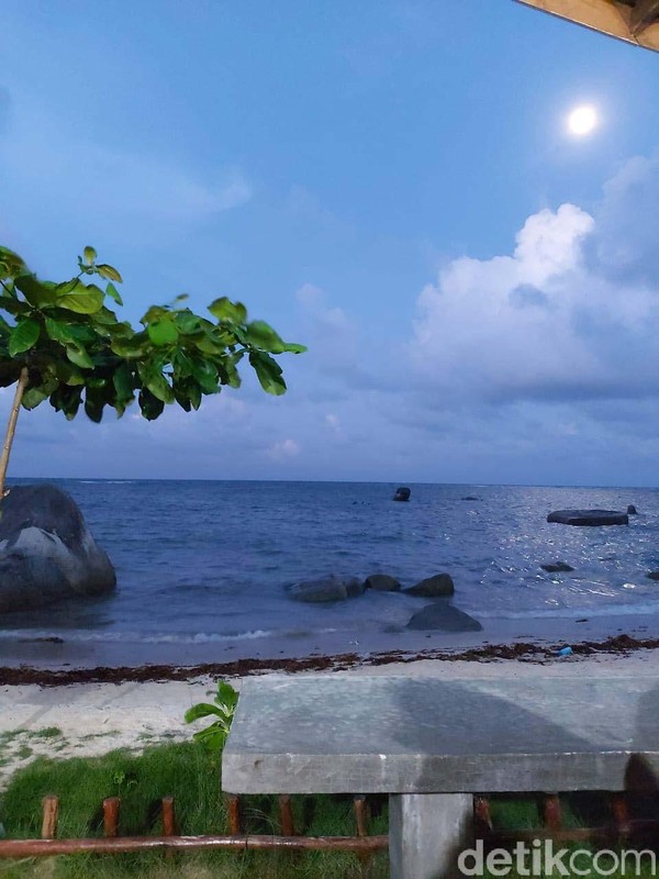 Menikmati Akhir Pekan di Pantai Natuna