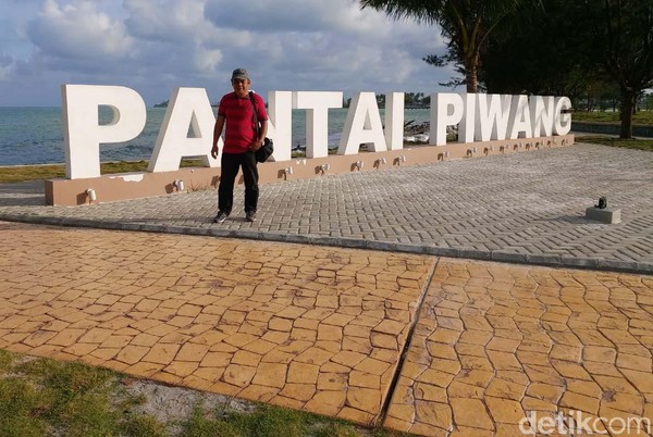 Menikmati Akhir Pekan di Pantai Natuna