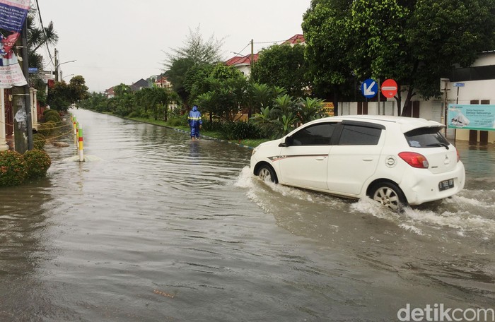 Banjir Rendam Komplek Mewah Grand Galaxy Bekasi