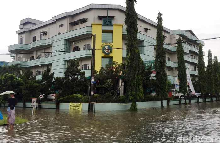 Banjir Rendam Komplek Mewah Grand Galaxy Bekasi