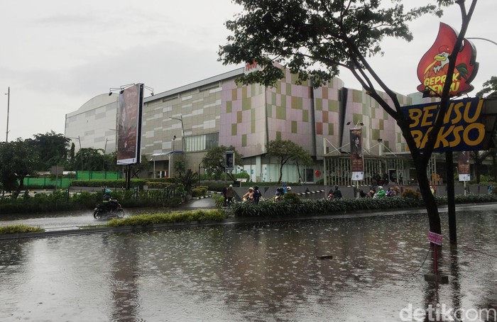 Banjir Rendam Komplek Mewah Grand Galaxy Bekasi