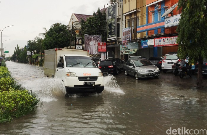 Banjir Rendam Komplek Mewah Grand Galaxy Bekasi