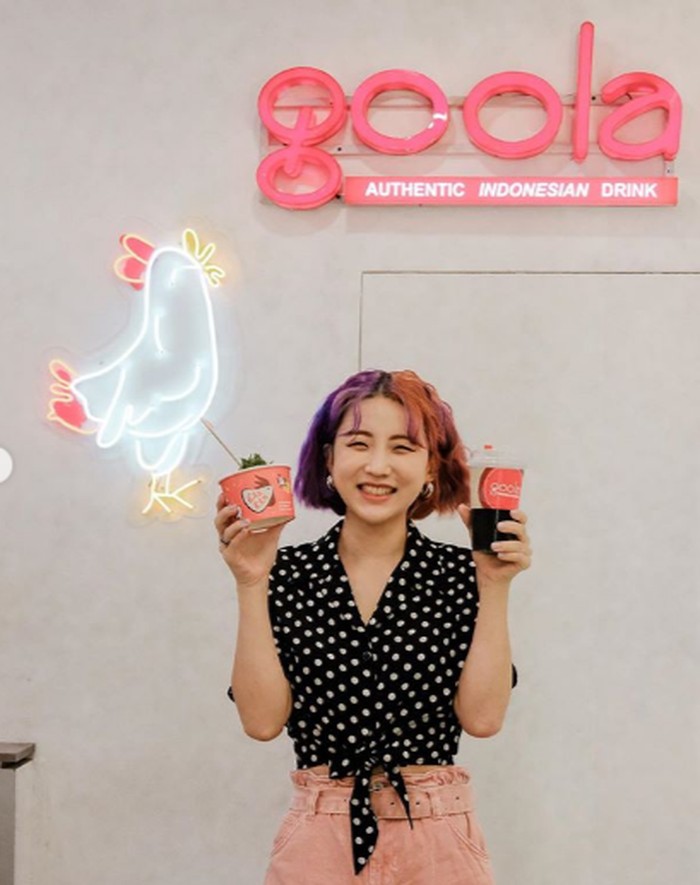 Bikin Gemas! Pose Manis Han Yoo Ra dengan Beragam Makanan