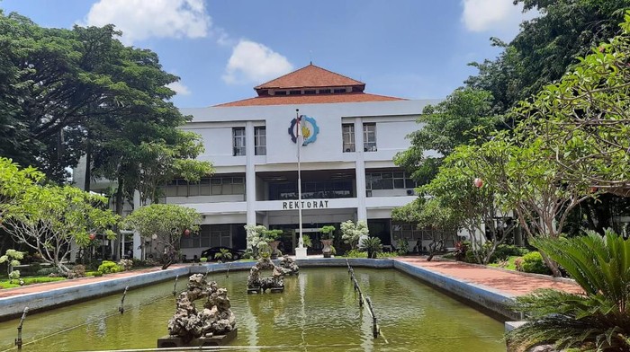 ITS Ditutup Gegara COVID-19, Satgas Sterilisasi Semprotkan Disinfektan ITS Ditutup Gegara COVID-19, Satgas Sterilisasi Semprotkan Disinfektan