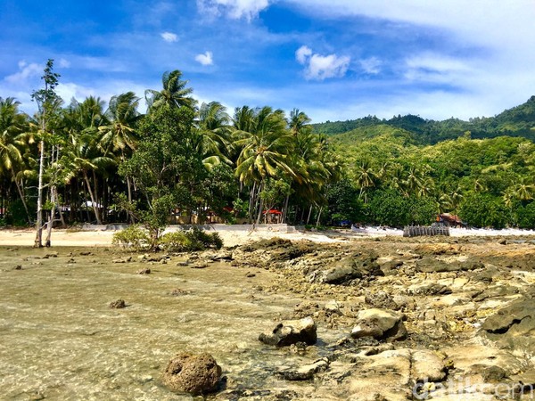 Si Cantik dari Majene, Pantai Batu Taka Urung