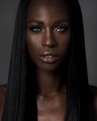 Kecantikan Unik Jalicia, Model Kulit Hitam dengan Mata Biru Alami