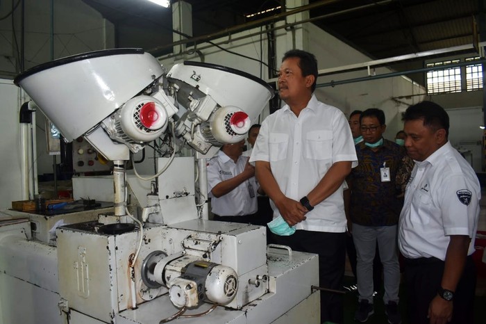 Wamenhan Tinjau Pabrik Munisi Pindad di Malang