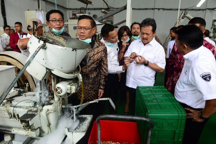 Wamenhan Tinjau Pabrik Munisi Pindad di Malang