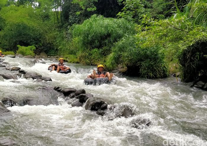 Potret River Tubing di Kali Pusur Klaten
