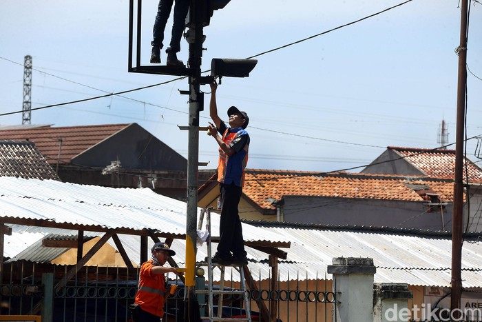 Begini Lho Proses Pengecatan Rambu Kereta Api