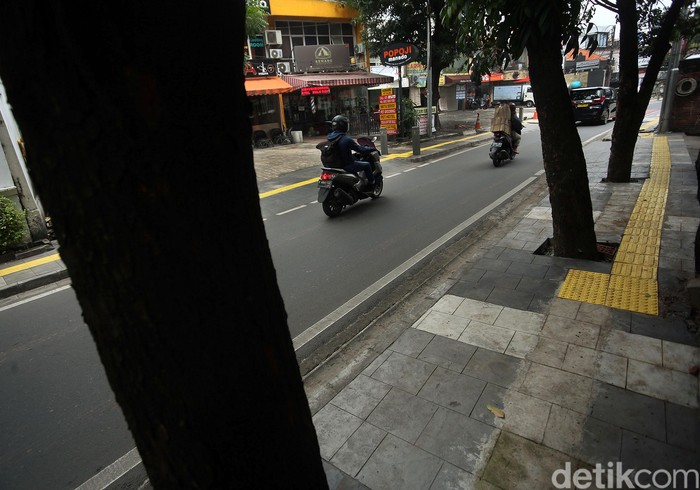 Mengenal Garis Kuning Penunjuk Jalan untuk Tuna Netra di Trotoar