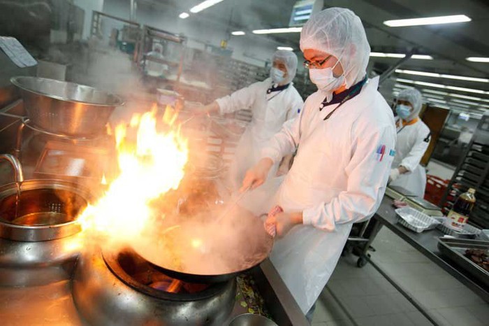 Kesibukan Dapur Pesawat Terbesar di Dunia, Masak 80 Ribu Makanan Tiap Hari