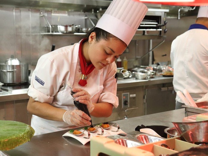 Sajikan 30 Ribu Makanan, Ini Kesibukan Dapur Kapal Pesiar Terbesar di ...