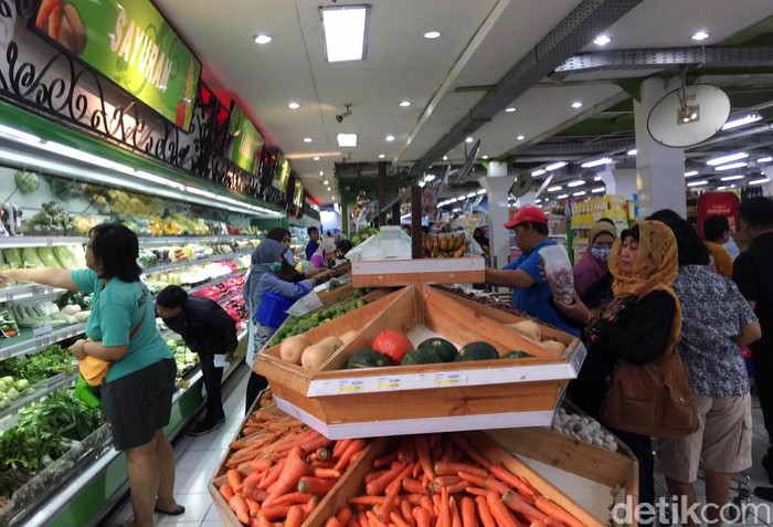 Penampakan Swalayan Diserbu Pembeli