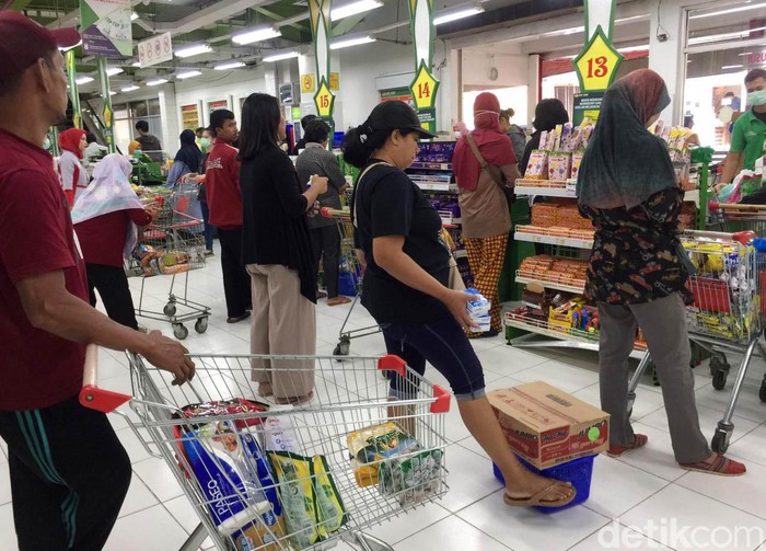 Penampakan Swalayan Diserbu Pembeli