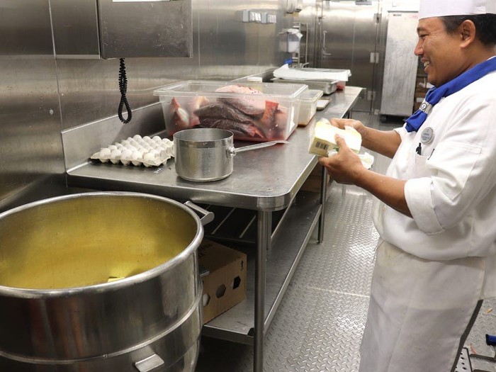 Sajikan 30 Ribu Makanan, Ini Kesibukan Dapur Kapal Pesiar Terbesar di ...