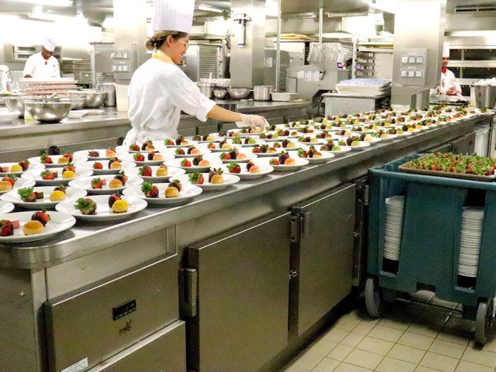 Sajikan 30 Ribu Makanan, Ini Kesibukan Dapur Kapal Pesiar Terbesar di ...