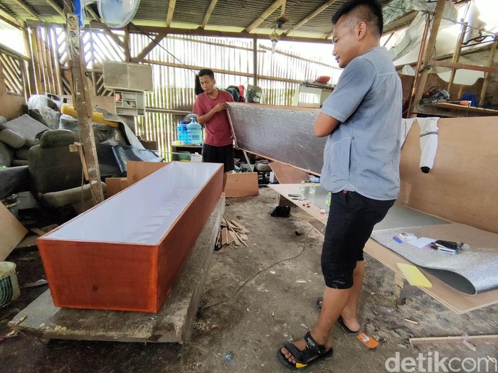 Melihat Pembuatan Peti Jenazah Khusus Korban COVID-19 Melihat Pembuatan Peti Jenazah Khusus Korban COVID-19
