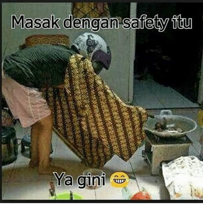 Kocak! Begini Jadinya Ketika Masak Harus Pakai 'Safety First'