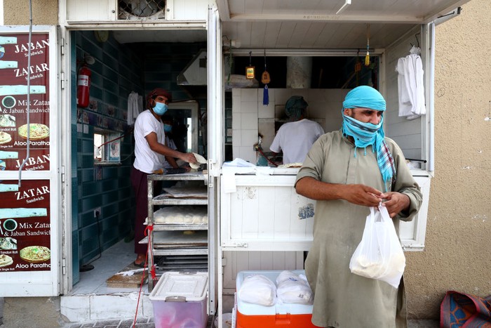 Pedagang Roti di Dubai Bertahan dari Serangan Wabah Corona