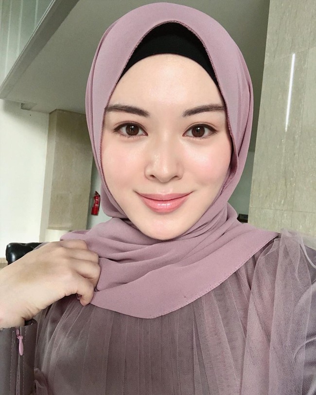 Cantiknya Ayana Moon, Hijabers Korea yang Laris Bintangi Iklan di Indonesia