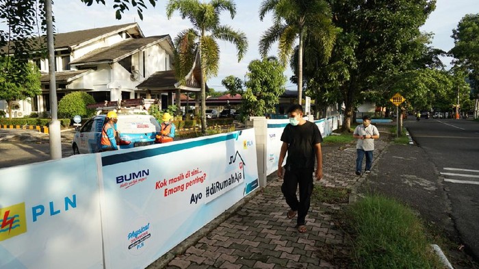 Kantor PLN Sumbar 'Berselimut' Spanduk #diRumahAja