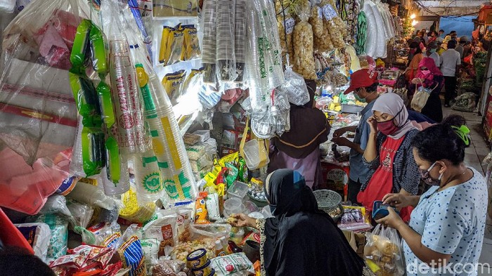 Di Tengah PSBB Pasar Ceger Tetap Ramai
