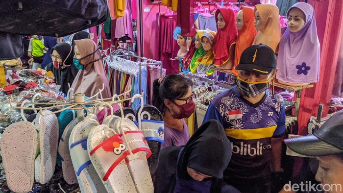 Di Tengah PSBB Pasar Ceger Tetap Ramai