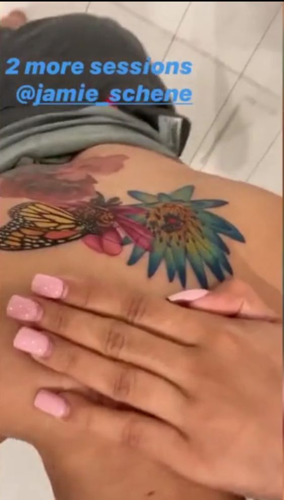 Cardi B Pamer Tato Baru di Punggung Cardi B Pamer Tato Baru di Punggung