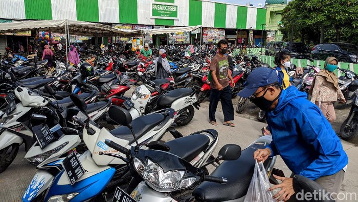 Di Tengah PSBB Pasar Ceger Tetap Ramai