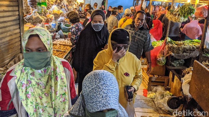 Di Tengah PSBB Pasar Ceger Tetap Ramai