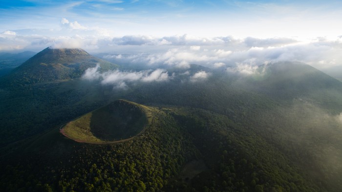Potret Tiga Bentuk Gunung Api di Dunia
