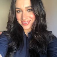 Mirip Banget Meghan Markle, Pramugari Ini Jadi Atensi Penumpang Pesawat