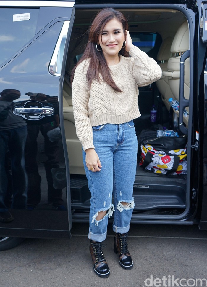 Ayu Ting Ting Tampil dengan Jeans Robek, Kece?