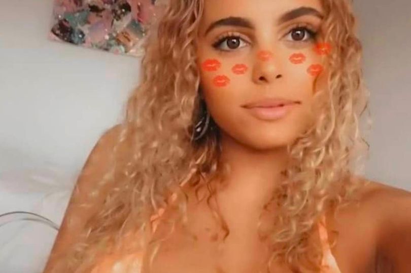 Pekerjaan Hilang Saat Pandemi Corona, Wanita Jual Foto Berbikini Demi Uang