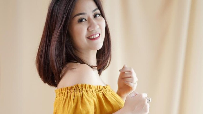 Tante Ernie Resmi Cerai dari Suami Setelah 21 Tahun Menikah Tante Ernie Resmi Cerai dari Suami Setelah 21 Tahun Menikah