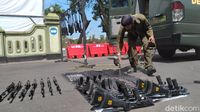 Melihat dari Dekat Perawatan Senjata SS1 Milik TNI