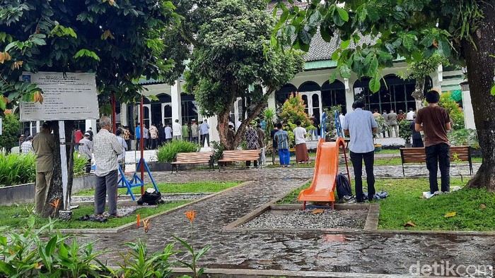 Salat Jumat, Masjid Agung Sleman Terapkan Protokol Kesehatan Salat Jumat, Masjid Agung Sleman Terapkan Protokol Kesehatan